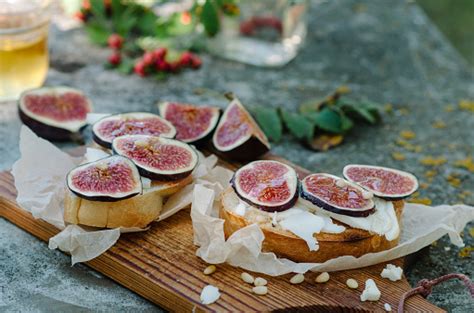 치즈 신선한 무화과 잣과 꿀 소박한 보드 브루 쉐 타 가 아침 0명에 대한 스톡 사진 및 기타 이미지 0명 가을 건강한 생활방식 Istock