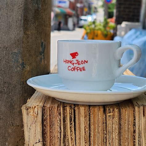 주방의유희 하이볼잔으로 어때요 음료의 색상이 톡톡 튈 정도로 돋보이도록 투명함이 마치 유리와 똑같죠 카페 바 레스토랑에서도 요즘 많이 선호하는 트라이탄