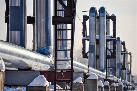 지 상의 열 파이프입니다 파이프라인 위의 지상 도시 난방을 위한 열을 실시 겨울입니다 눈입니다 관로에 대한 스톡 사진 및 기타 이미지 Istock