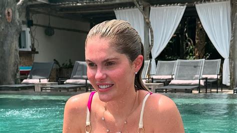 Bárbara Evans Exibe Corpão De Biquíni E Rebate Críticas Para De Implicar