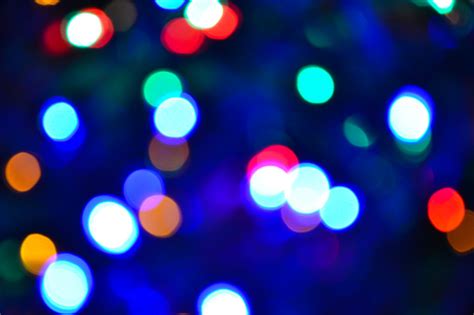 Bokeh 크리스마스 조명입니다 휴일 배경입니다 화 환 반짝임 초점이 맞지 않는 반짝임 축제 새해 배경입니다 깜박입니다 카니발 보케 복고풍 스타일 사진입니다 여러 가지 빛깔