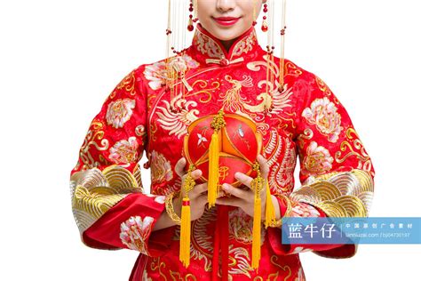 穿中式古装结婚礼服的新娘拿着绣球 蓝牛仔影像 中国原创广告影像素材