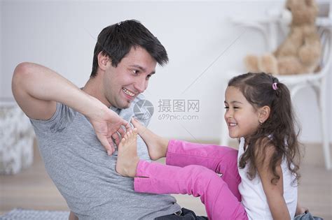 父亲家里挠女儿的脚高清图片下载 正版图片300694688 摄图网