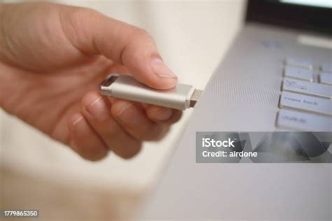 랩톱 개인용 컴퓨터의 Usb 포트에 플래시 디스크에 플러그를 삽입하는 사람 데이터 전송 장치 개념 Usb 메모리에 대한 스톡 사진 및 기타 이미지 Istock