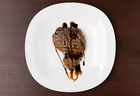 흰색 접시에는 구운된 쇠고기 스테이크 차 돌 박이 쇠고기 조각 팬 그릴 클로즈업에 튀긴 갈비 음식에 대한 스톡 사진 및 기타 이미지 갈비 음식 경관 고기 Istock