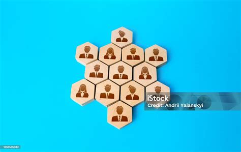 사람들은 그룹 스타 모양으로 결합됩니다 사회 단체 상업 구조 힘을 합칠 수 있습니다 비즈니스 관리 단일 계층 구조의 징계 조직 팀 빌딩 팀워크 0명에 대한 스톡 사진 및