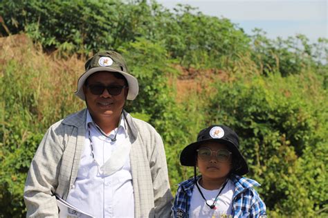 ដំណើរទស្សនកិច្ចសិក្សាស្ដីពីប្រវត្តិសាស្ត្រកម្ពុជាប្រជាធិបតេយ្យ ១៩៧៥ ១៩៧៩ និងចែកសៀវភៅ