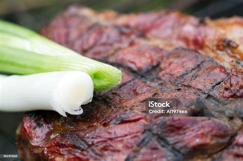 뜨거운 육즙 맛 있어 적당히 튀긴 쇠고기 스테이크 그릴 하지만 야외에서 조리 여름 휴가의 테마는 문명에서 멀리 이다 0명에 대한 스톡 사진 및 기타 이미지 Istock