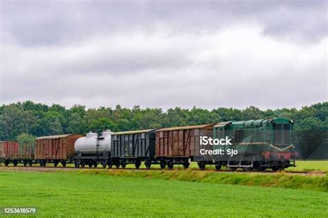 오래된 디젤화물 열차는 시골 풍경에 다양한 철도 자동차를 당겨 기차에 대한 스톡 사진 및 기타 이미지 기차 네덜란드 디젤