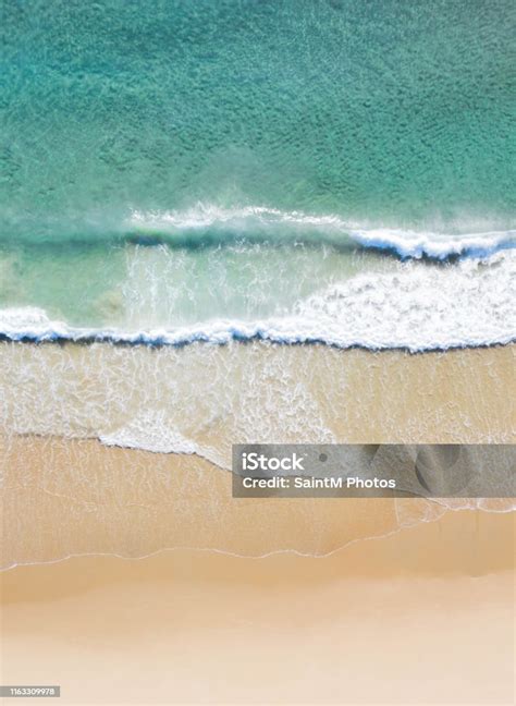 파도 해안과 푸른 청록색 파라다이스 휴가 바다 측의 아름다운 전망과 모래에 외로운 해변에서 걷는 남자의 공중 0명에 대한 스톡 사진 및 기타 이미지 Istock