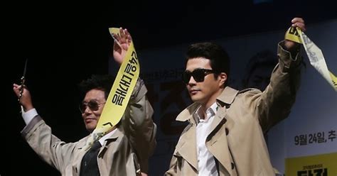 테이프 커팅하는 성동일과 권상우