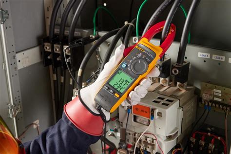 What Is A Clamp Meter Fluke