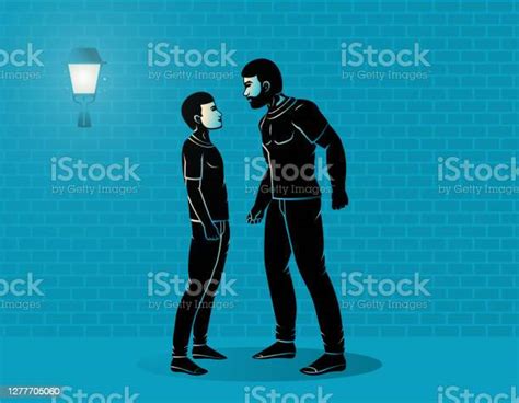 ชายก้าวร้าวใหญ่คุกคามคนตัวเล็กบนถนนในพื้นหลังกําแพงหินและไฟถนน ภาพประกอบเวกเตอร์สถานกา ภาพประกอบ