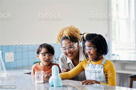 어린이 과학 행복한 교사 및 아이들은 교실에서 재미있게 학습하는 것을 즐겁게합니다 젊은 과학자 지식 평가 및 학교 수업에서 청소년 교육 연구 지원 25 29세에 대한 스톡