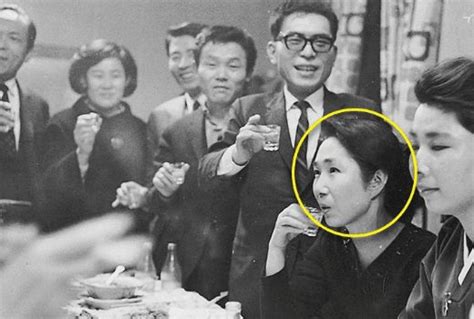김민희가 반할 만했네 국민 불륜남 홍상수 소름돋는 재산 수준 밝혀졌다 Academics Academic dress