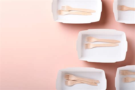 종이 컵 접시 가방 나무 포크 마시는 빨대 패스트 푸드 용기 분홍색 배경에 나무 칼붙이 에코 크래프트 종이 식기 재활용 및 음식 배달 개념 모의 위쪽 보기 0에 대한 스톡