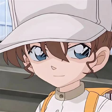 头戴白色帽子的动漫女孩，蓝色大眼超可爱 灰原哀头像 镜子里显现出来的永远不是真实的自己表情包图片动图 求表情网斗图从此不求人