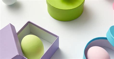 계란 껍질 국화 꽃 꽃 장식 다채로운 미학 다채로운 포장 단순한 우아함 닫힌 상자 미니멀리스트 스타일 박스 봄 봄 축하 부드러운 색조 부드러운 파스텔