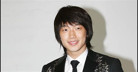 [포토]환하게 웃으며 등장하는 가수 비