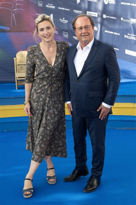 Photo Julie Gayet Et Son Mari François Hollande Aux Arrivées Sur Le Tapis Bleu De La 16ème