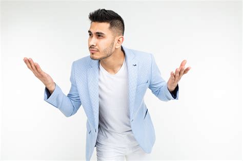 파란색 클래식 재킷을 입은 매력적인 남자가 복사 공간이있는 흰색 배경에 대한 해결책과 문제를 생각합니다 20 24세에 대한 스톡