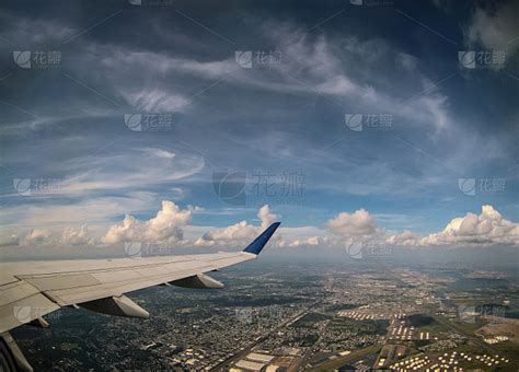 飞机在蓝天背景下的飞机机翼上飞过云层。