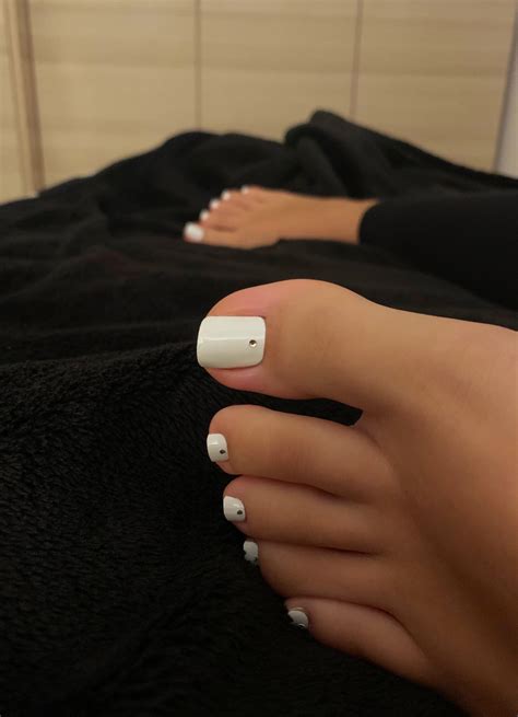 Best White Toes Scrolller