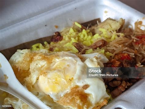 나시 우둑 계란 후라이 당면 매운 칠리 소스를 곁들인 템페 반찬을 곁들인 전형적인 인도네시아 노란 쌀로 아침 식사 메뉴로 매우 적합합니다 0명에 대한 스톡 사진 및 기타