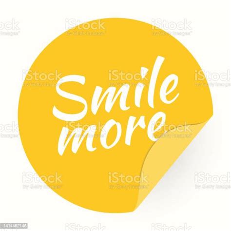 손으로 그린 글자를 더 미소 짓는다 흰색 배경에 가장자리가 켜진 홍보 스티커 격언에 대한 스톡 벡터 아트 및 기타 이미지