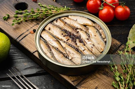 정어리와 주석 캔에 통조림 물고기 검은 나무 테이블 배경에 0명에 대한 스톡 사진 및 기타 이미지 0명 강철 검은색 Istock
