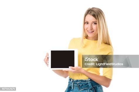 아름 다운 젊은 여 자가 빈 스크린 디지털 태블릿을 들고 흰색 절연 카메라에 웃 고 디지털 태블릿 사용하기에 대한 스톡 사진 및 기타 이미지 디지털 태블릿 사용하기