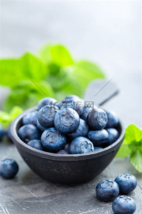 新鲜蓝莓放在深色背景的碗里，顶视图。高清摄影大图 千库网