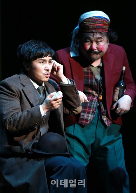 포토 벽을 뚫는 남자와 술주정뱅이 의사