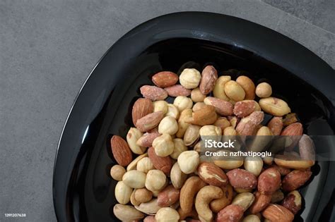 구운 헤이즐넛 피스타치오 캐슈 및 다양한 견과류 접시로 가득 찬 그릇 0명에 대한 스톡 사진 및 기타 이미지 0명 갈색 건강한 생활방식 Istock