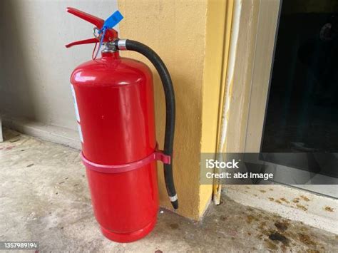 소화기의 붉은 탱크 강력한 산업 소화 시스템의 개요 산업용 정유 공장 원유 및 가스용 비상 장비압축 가스 이산화탄소를 측면으로 압축합니다 불 0명에 대한 스톡 사진 및 기타