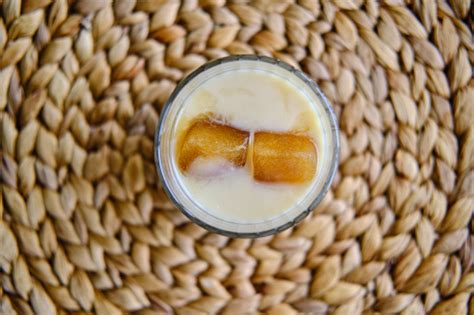 코코넛 밀크를 붓고 유리에 커피 아이스 큐브 상쾌한 커피 음료를 준비 0명에 대한 스톡 사진 및 기타 이미지 0명 각얼음