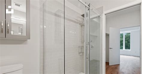 흰색 프레임이 있는 투명 유리문 사진 Unsplash의 무료 샤워 이미지