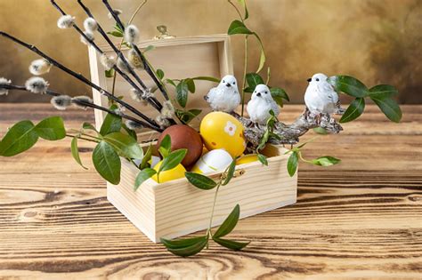버드나무 나뭇가지와 녹색 잎사귀 장난감 새 피규어가 있는 나무 상자에 담긴 부활절 달걀 봄 축제를 위한 장식 부활절 인사말 카드 템플릿 계절에 대한 스톡 사진 및 기타