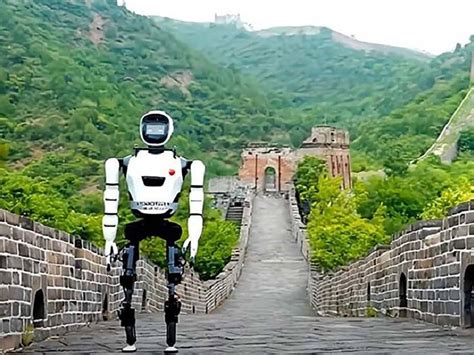 لأول مرة روبوت يمشي كالإنسان على سور الصين العظيم وكالة أنباء الإمارات