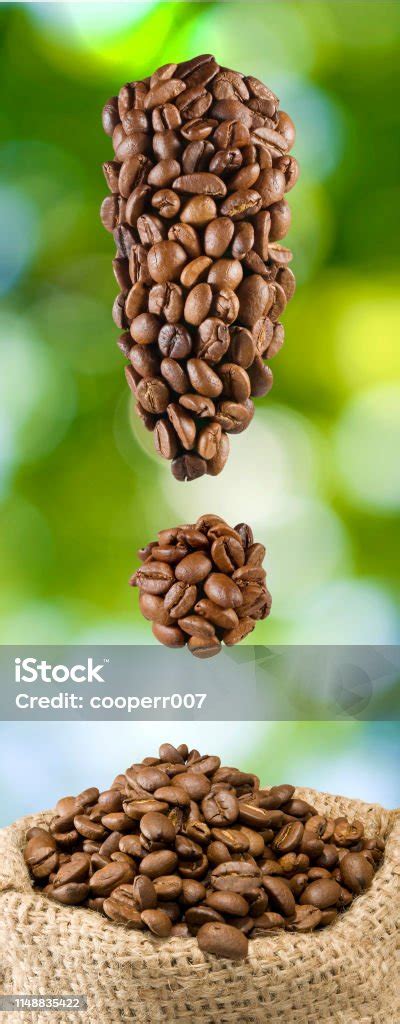 커피 콩을 느낌표와 커피 원두의 봉지 형태로 분리 한 이미지 가방에 대한 스톡 사진 및 기타 이미지 가방 갈색 개념 Istock