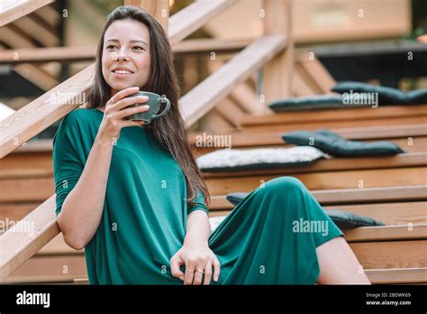Belle Femme Prenant Le Petit Déjeuner Au Café Extérieur Bonne Jeune