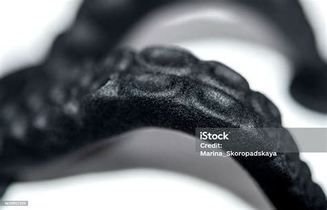 흰색 배경에 분리된 3d 프린터로 인쇄된 모델 검은 물체 문어 촉수는 플라스틱 클로즈업으로 만든 3d 프린터에 인쇄되어 있습니다