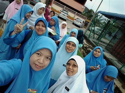 Gambar Cikgu Cikgu Ni Terus Jadi Comel Bila Pakai Baju Sekolah