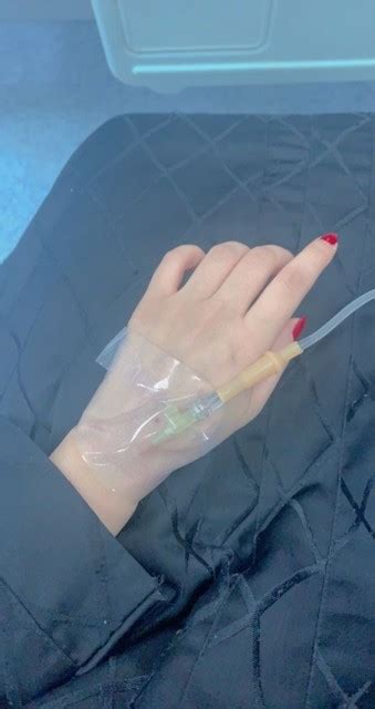 صور بنت مريضة بالمشفي 2024 رمزيات كانيولا في اليد الواحة