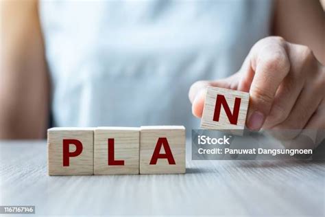 테이블에 계획 텍스트가 있는 장난감 블록을 들고 있는 여성의 중간 부분 낱말에 대한 스톡 사진 및 기타 이미지 낱말 대문자 목재 재료 Istock