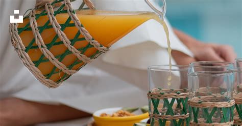 유리잔에 오렌지 주스를 붓는 여자 사진 Unsplash의 무료 요리 이미지