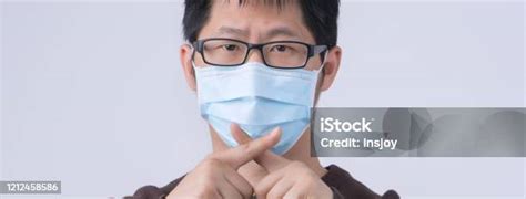 젊은 아시아 남자의 초상화 흰색 배경에 고립 된 의료 수술 블루 얼굴 마스크를 착용코로나 바이러스 감염에 아니오를 말하는 30 39세에 대한 스톡 사진 및 기타 이미지