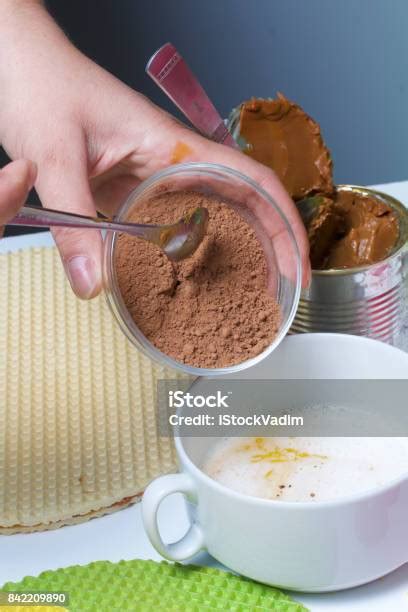 여자는 녹은 버터와 작성에 대 한 코코아 믹스 요리 과정입니다 웨이퍼 케이크 코코아와 농축 우유 요리 성분 이다 0명에 대한 스톡 사진 및 기타 이미지 Istock