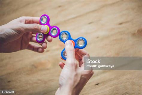 나무 배경 위에 손 회전자 또는 피 젯 회전자를 들고 남자 손 0명에 대한 스톡 사진 및 기타 이미지 0명 강철 공