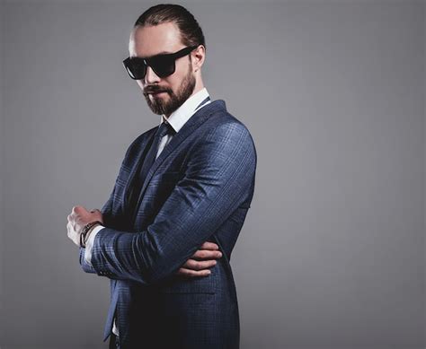 Retrato De Hombre De Negocios Guapo Modelo Vestido Con Elegante Traje